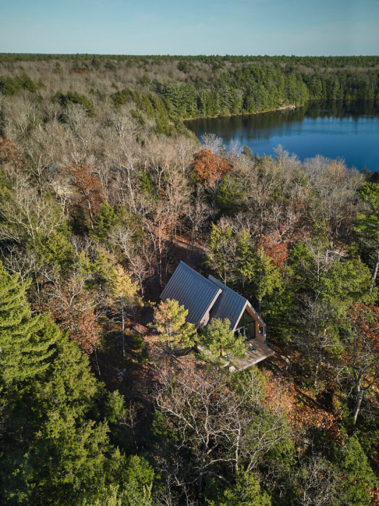 dubbeldam's cottage in canada woodlands unfolds across two split gables