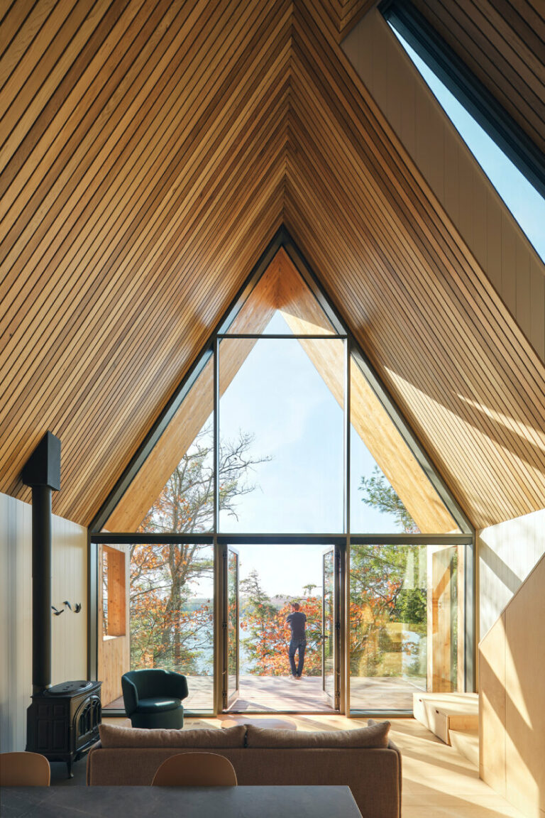 dubbeldam's cottage in canada woodlands unfolds across two split gables