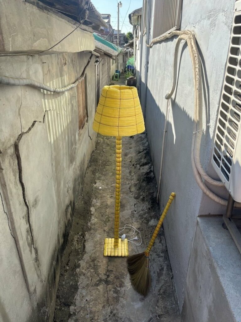 La colección de Do Hyun Ahn transforma las tradicionales escobas de ...