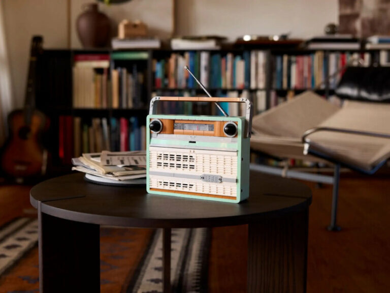 LEGO to Launch Functional Retro Radio Kit - Designboyo