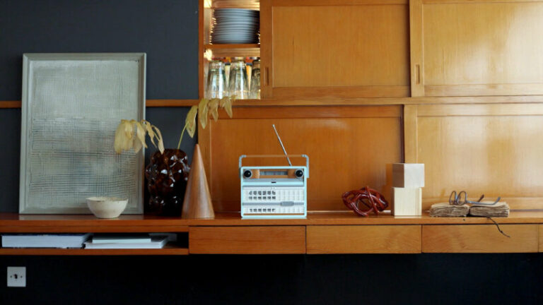 functional LEGO radio brings back the retro style of music players