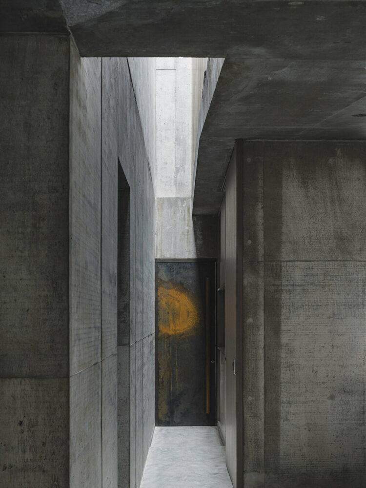 studio cochi architects' house in nishizaki is a windowless concrete block