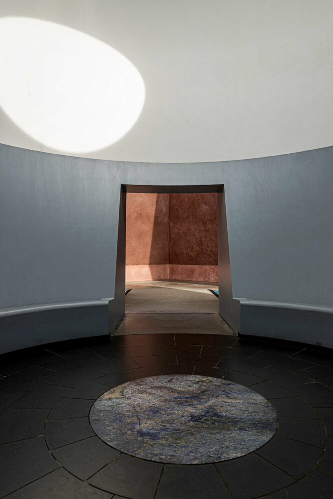 danica o. kus captures james turrell's skyspace in canberra