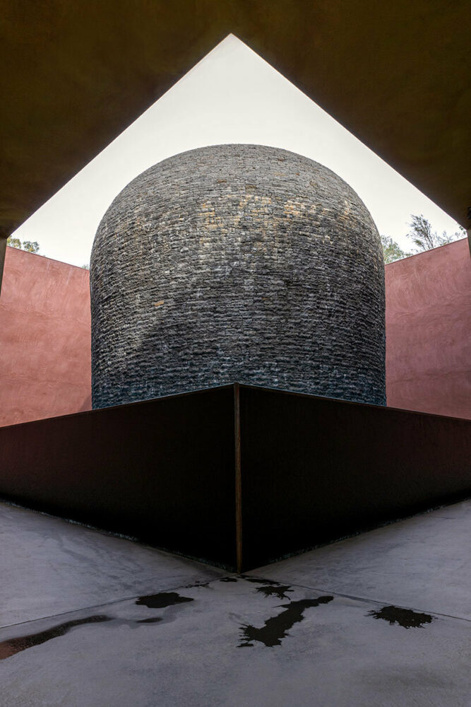 danica o. kus captures james turrell's skyspace in canberra