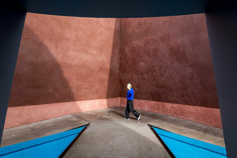 danica o. kus captures james turrell's skyspace in canberra
