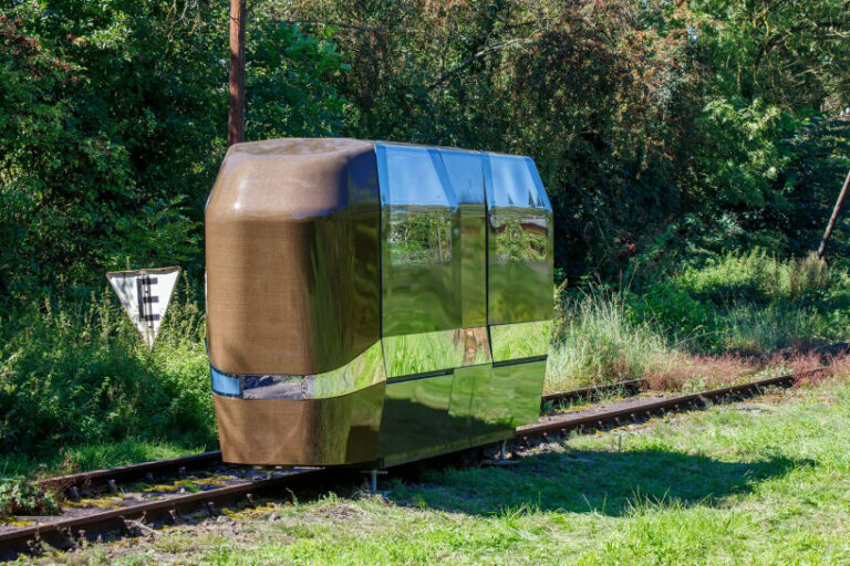 compact autonomous monorail vehicle can be a car substitute for people ...