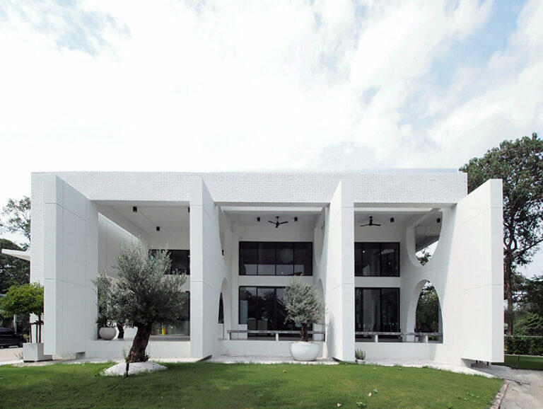 a system of repetitive arch frames defines ASWA's café in bangkok