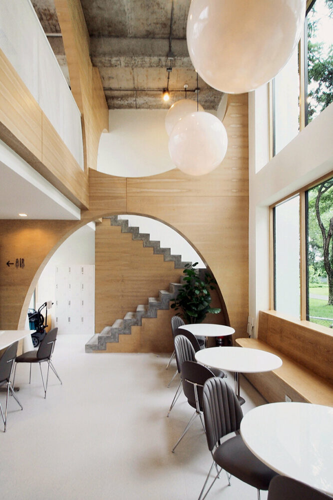 a system of repetitive arch frames defines ASWA's café in bangkok