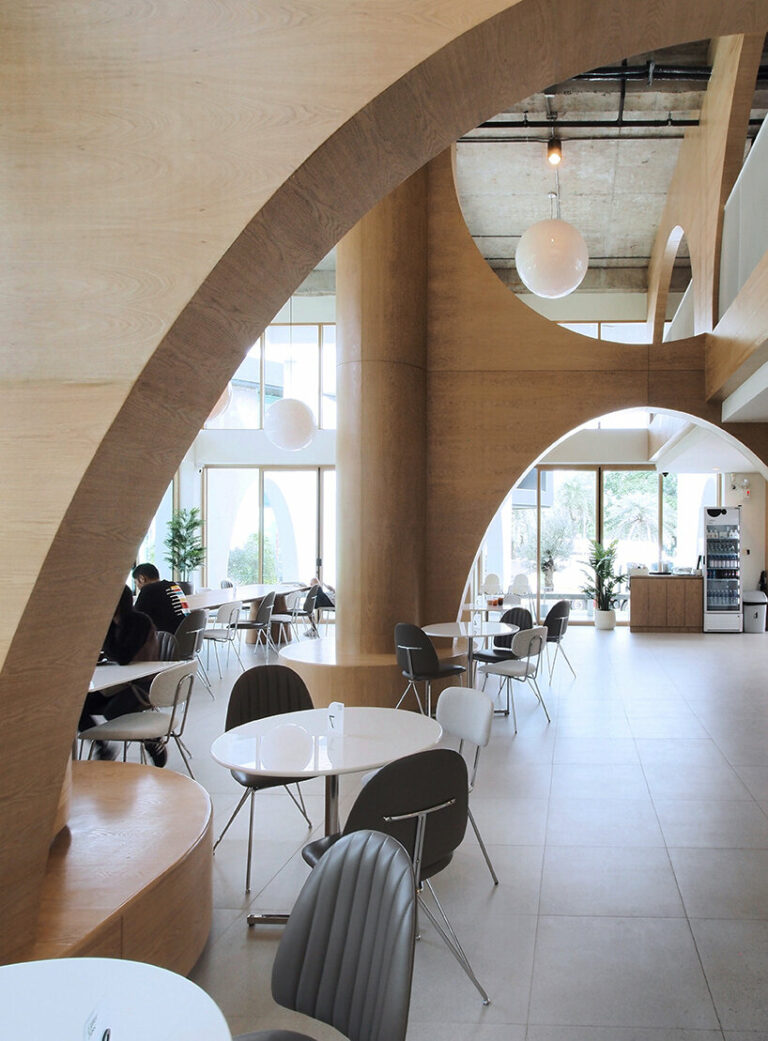 a system of repetitive arch frames defines ASWA's café in bangkok