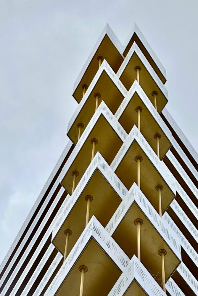 hamonic+masson's emblem raises high-rise undulating office unit in france