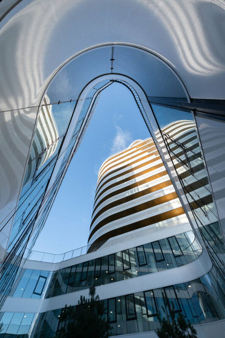 hamonic+masson's emblem raises high-rise undulating office unit in france