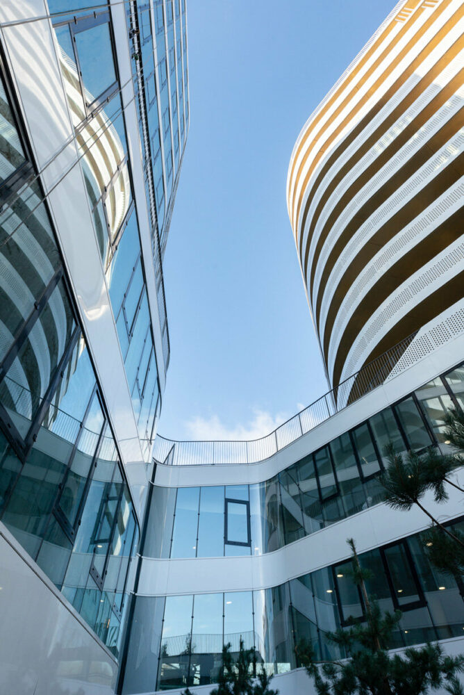 hamonic+masson's emblem raises high-rise undulating office unit in france