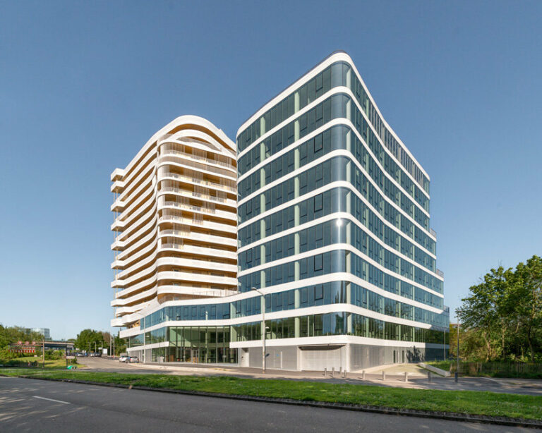 hamonic+masson's emblem raises high-rise undulating office unit in france