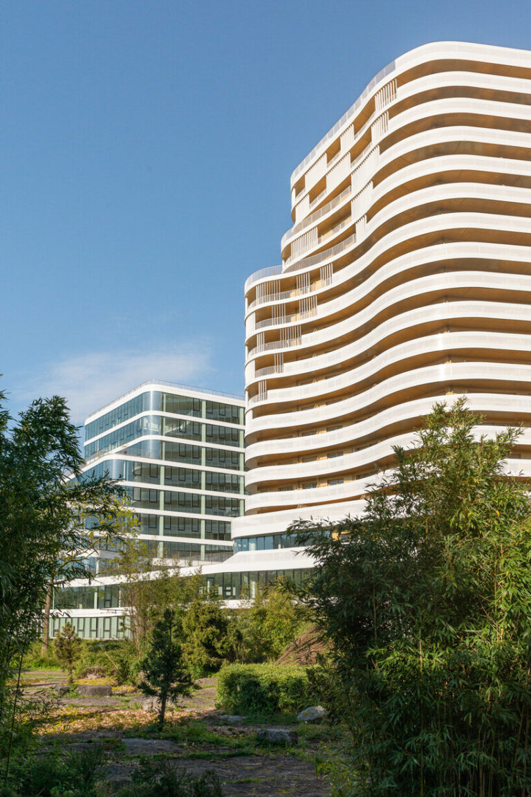 hamonic+masson's emblem raises high-rise undulating office unit in france