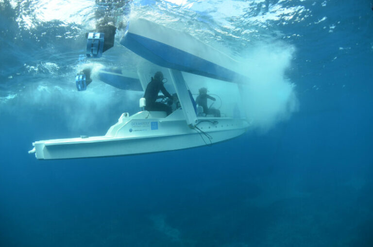 evoy and platypus’ semi-submersible boat with catamaran hulls glides ...