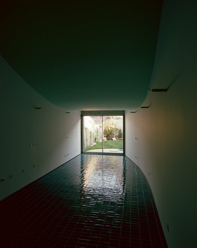 fala atelier's narrow porto house reveals surprising depth & curves