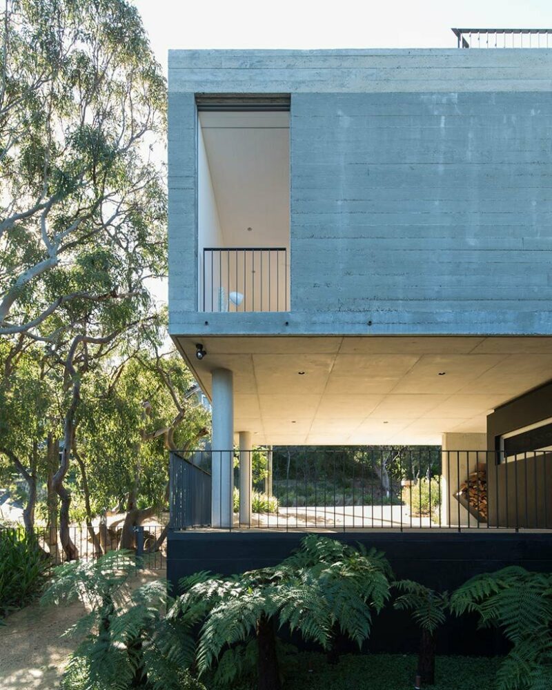 MCK architects wedges 'acute' house along the australian coastline