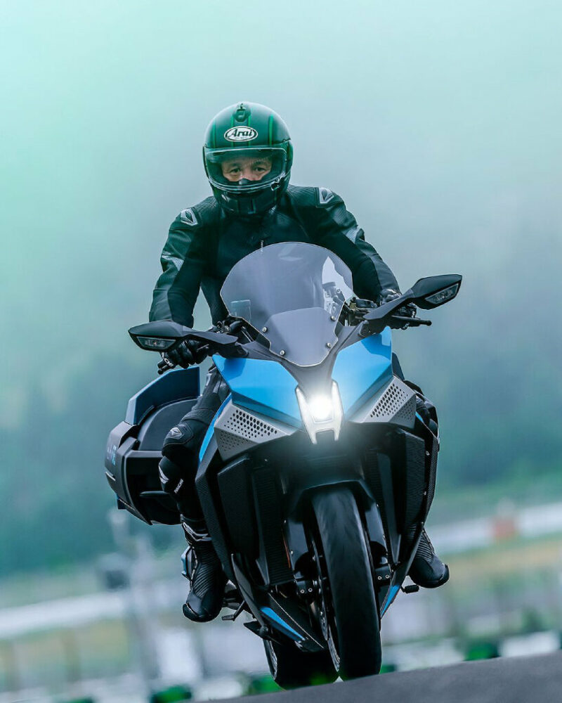 kawasaki runs world’s first public demo of hydrogen motorcycle with ...