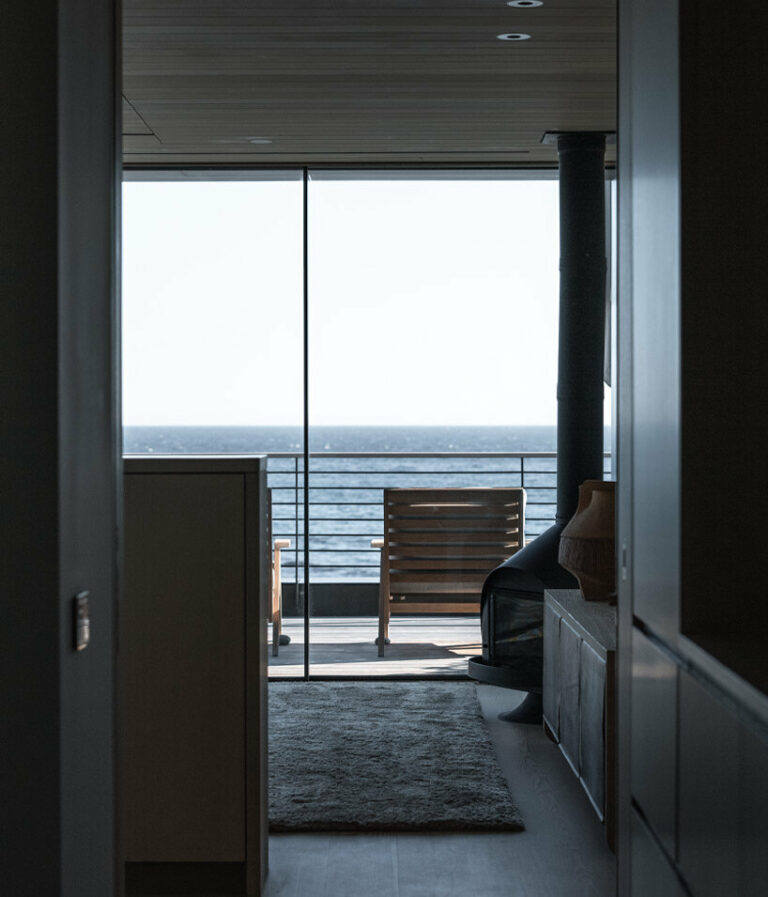 sky-frame presents montalba’s surf-inspired architectural retreat