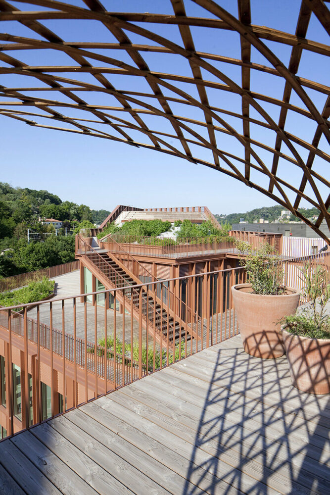 brenac & gonzalez & associés fronts wave-like building with vertical ...