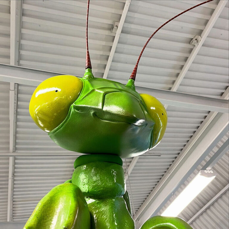 david shrigley’s colossal praying mantis sculpture lands in UK college ...