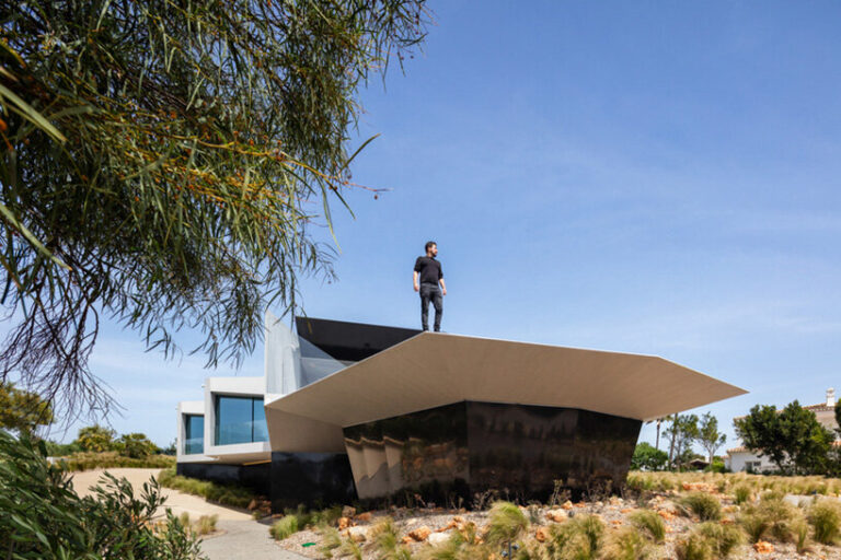 futuristic villa by bespoke architects looks poised for flight above ...