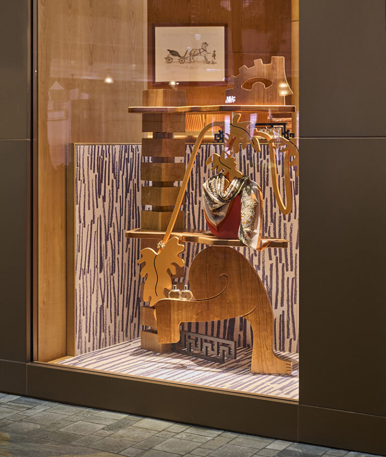 Hermès faubourg marks 100 years with figures animating its windows