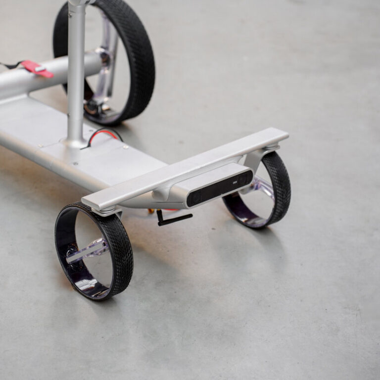 iXi golf trolley autonomously follows players, providing AI-powered gameplay analysis