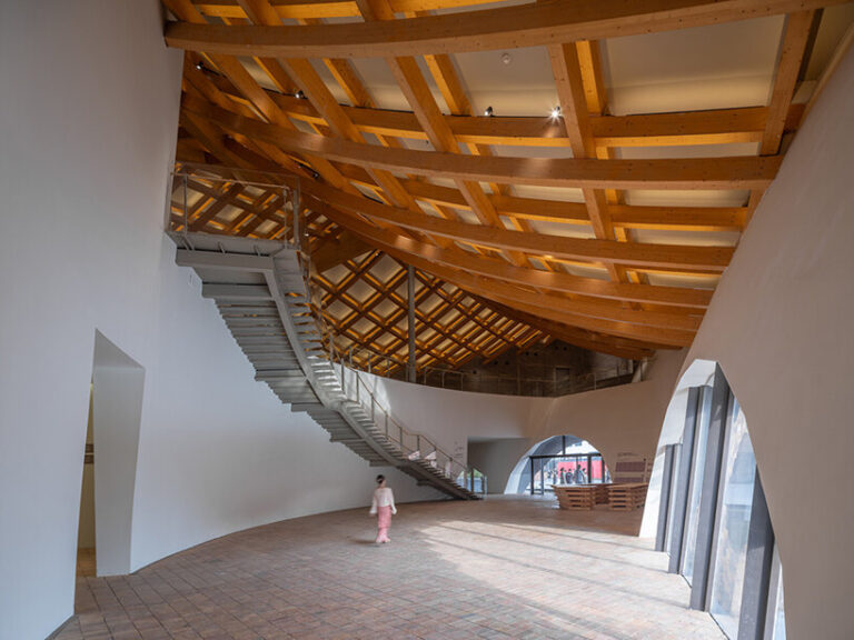kengo kuma wraps undulating clay museum in ceramic panels