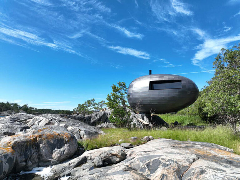 using curved wood, sotamaa crafts aerodynamic 'kivi sauna' in finland