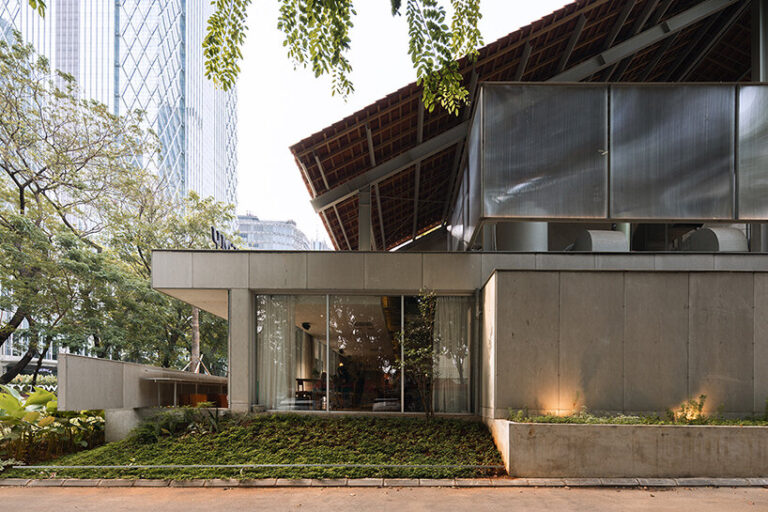 platform architects' titik temu café is a 'tropical house' in jakarta