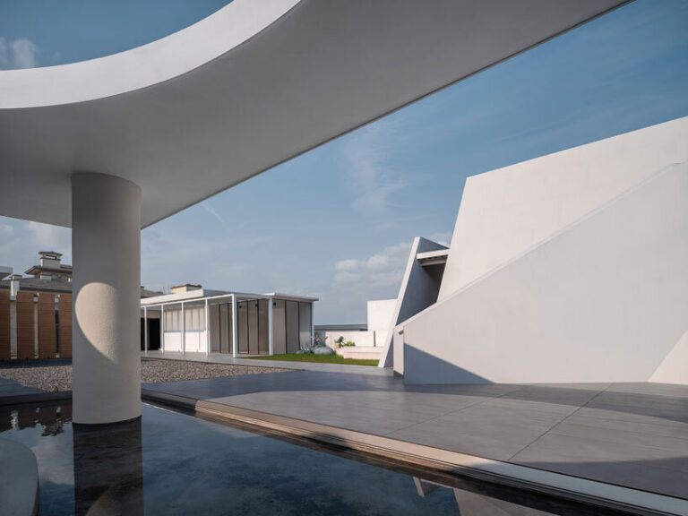 cylindrical columns and stone steps outline resoul rooftop concept store