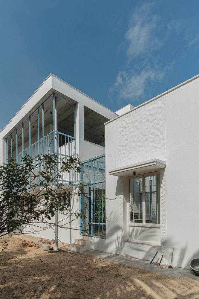 accents of blue unite elements in architecture RIFF's indian residence ...