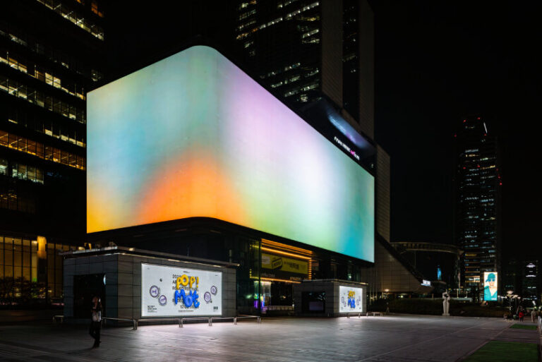 olafur eliasson’s lifeworld displays blurry cities on digital ...