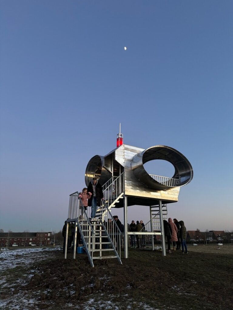 solar-powered viewing platform by rob voerman takes on spaceship form ...