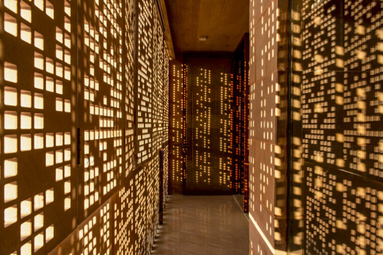 stone walls wrap passive residence by malik architecture in india