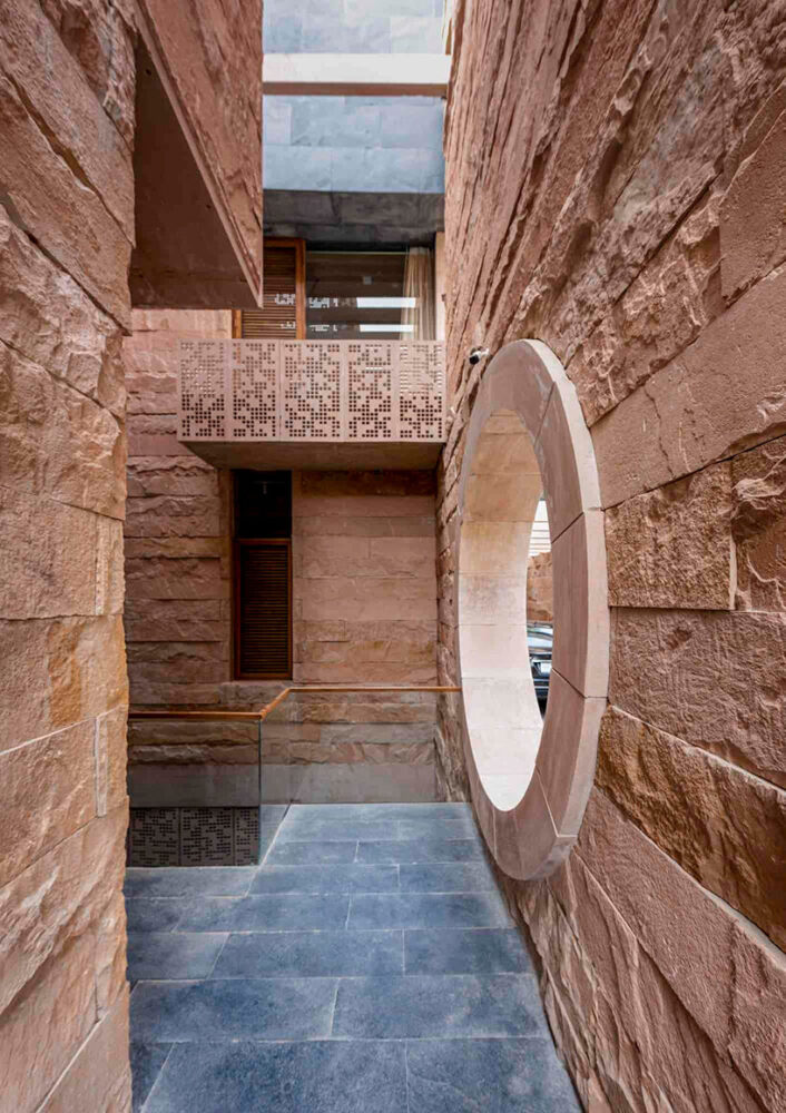 stone walls wrap passive residence by malik architecture in india
