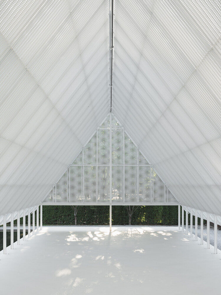 wing-like roof covers gathering area by SHISUO in shanghai's park