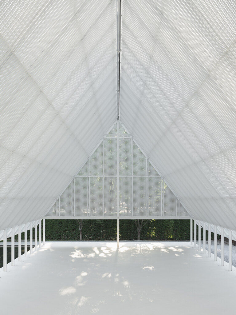 wing-like roof covers gathering area by SHISUO in shanghai's park