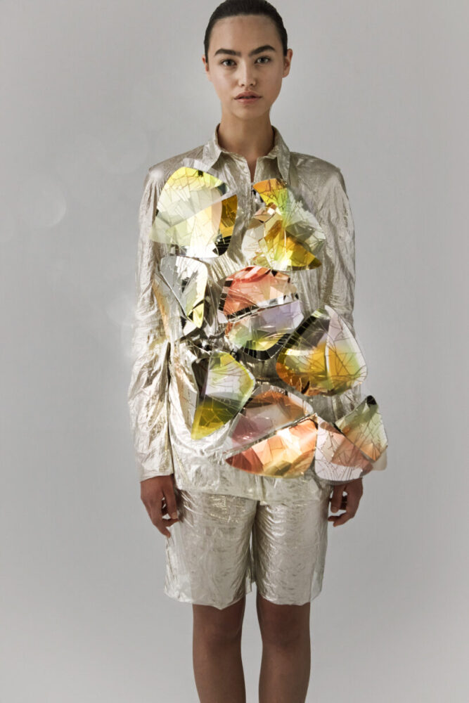 ying gao’s robotic clothes have mirrors that flutter on their own