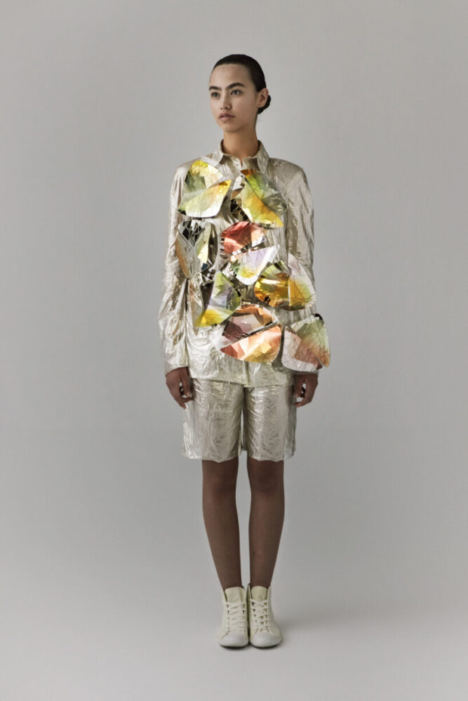 ying gao’s robotic clothes have mirrors that flutter on their own