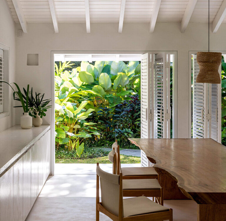 brazilian residence by felipe hess arquitetos unfolds under L-shaped roof