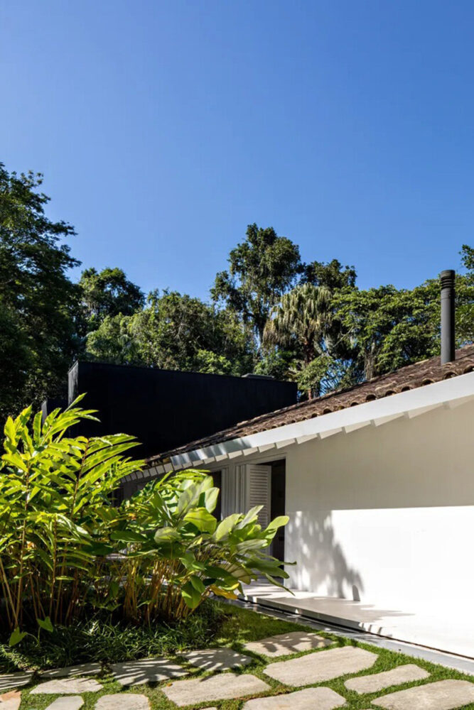 brazilian residence by felipe hess arquitetos unfolds under L-shaped roof
