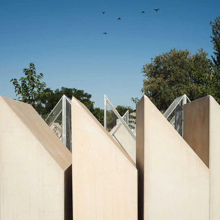 modular units house dogs in serrano + baquero’s spanish shelter