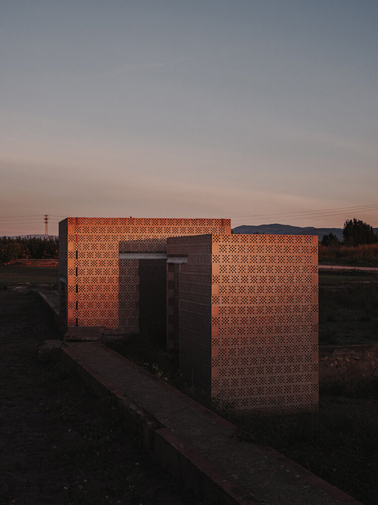 cross-shaped perforations illuminate bona fide taller’s valencia pavilions