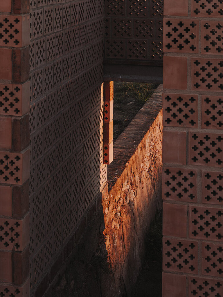cross-shaped perforations illuminate bona fide taller’s valencia pavilions
