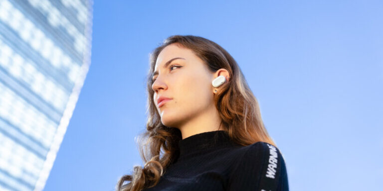 meet humanpods, natura umana’s AI earbuds that act like therapist