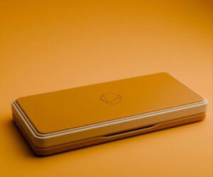 clamshell keyboard turns iPhone and samsung galaxy into laptops