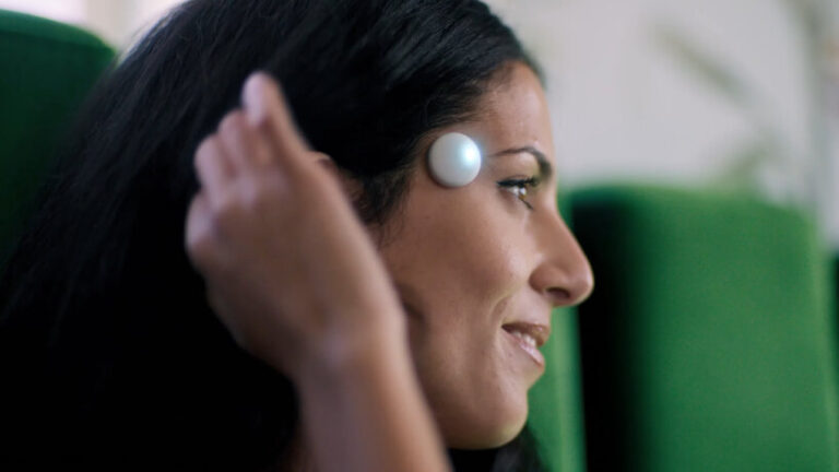 meet omi, a wearable AI device that can read minds