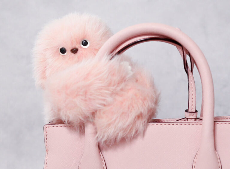 Le robot à fourrure à clipser « Mirumi » interagit avec les gens au CES ...